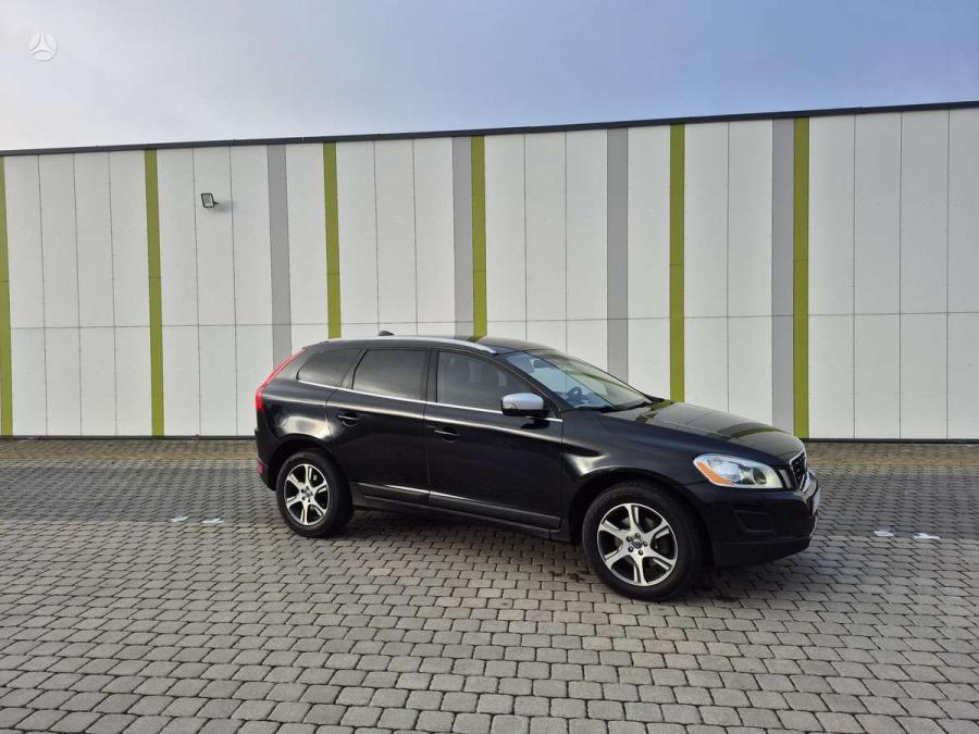 Black Volvo XC60 2011 in Raseiniai, with an engine capacity of 2.40 L and mileage of 245 thousand km for 7999 €, photo 8 on AUTOMOTO.COM.LV