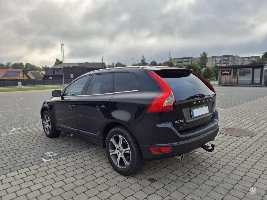 Black Volvo XC60 2011 in Raseiniai, with an engine capacity of 2.40 L and mileage of 245 thousand km for 7999 €, photo 11 on AUTOMOTO.COM.LV
