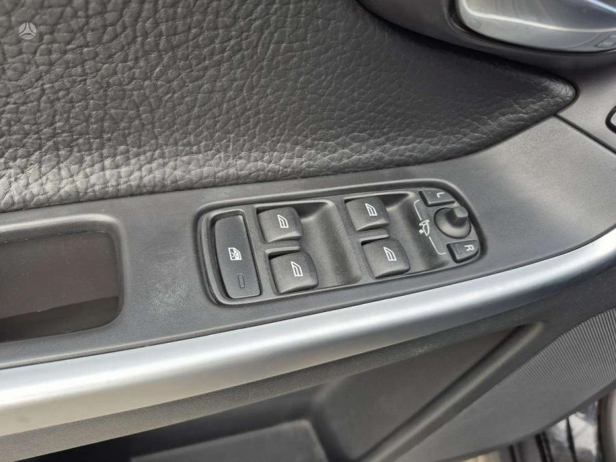 Black Volvo XC60 2011 in Raseiniai, with an engine capacity of 2.40 L and mileage of 245 thousand km for 7999 €, photo 18 on AUTOMOTO.COM.LV