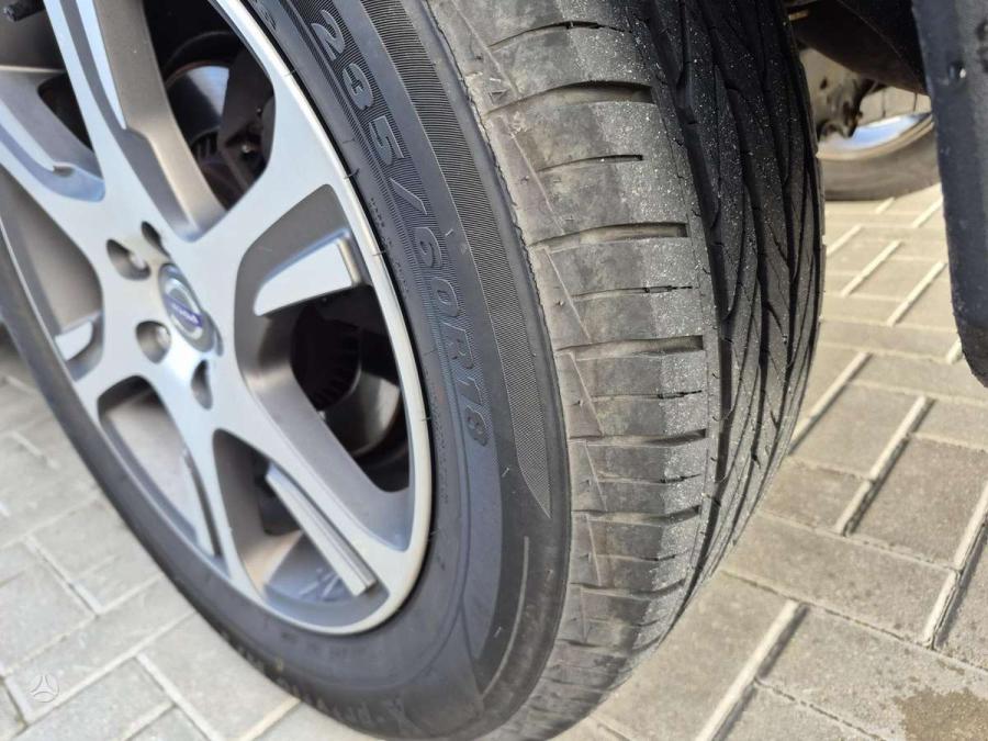 Black Volvo XC60 2011 in Raseiniai, with an engine capacity of 2.40 L and mileage of 245 thousand km for 7999 €, photo 19 on AUTOMOTO.COM.LV