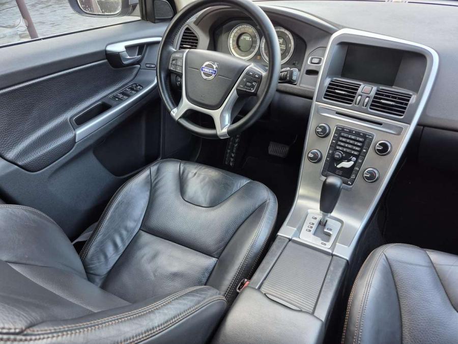 Black Volvo XC60 2011 in Raseiniai, with an engine capacity of 2.40 L and mileage of 245 thousand km for 7999 €, photo 24 on AUTOMOTO.COM.LV