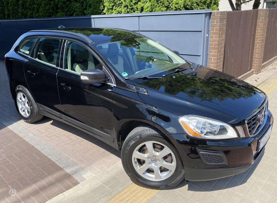 Black Volvo XC60 2011 in Marijampole, with an engine capacity of 2.40 L and mileage of 279 thousand km for 9950 €, photo 11 on AUTOMOTO.COM.LV