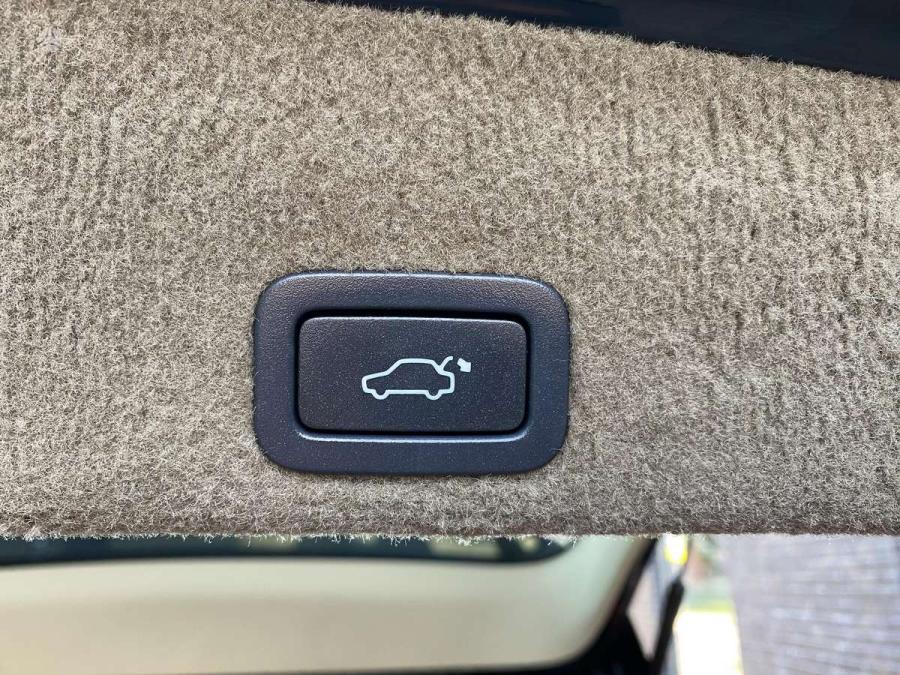 Black Volvo XC60 2011 in Marijampole, with an engine capacity of 2.40 L and mileage of 279 thousand km for 9950 €, photo 18 on AUTOMOTO.COM.LV