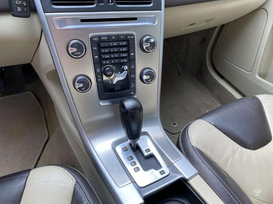 Black Volvo XC60 2011 in Marijampole, with an engine capacity of 2.40 L and mileage of 279 thousand km for 9950 €, photo 32 on AUTOMOTO.COM.LV