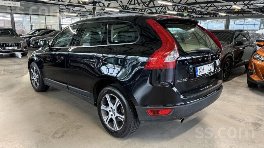 Black Volvo XC60 2011 in Riga, with an engine capacity of 2.40 L and mileage of 262 thousand km for 6500 €, photo 4 on AUTOMOTO.COM.LV