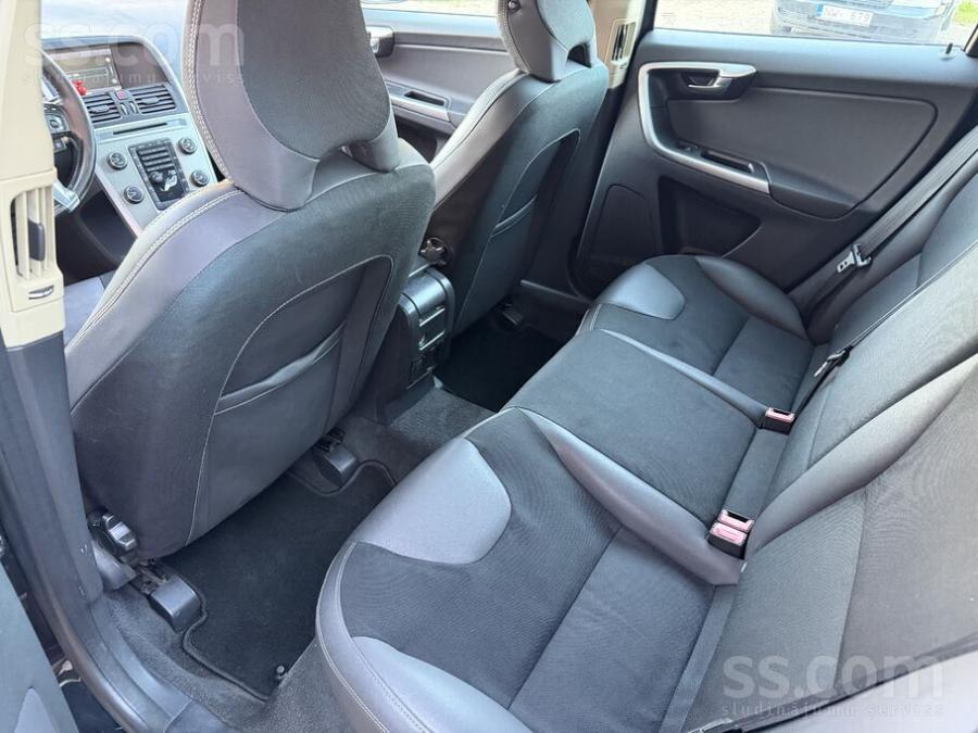 Melns Volvo XC60 2011 Rēzekne, ar dzinēja tilpumu 2.40 L un nobraukumu 0 tūkst. km par 7950 €, foto 11 vietnē AUTOMOTO.COM.LV