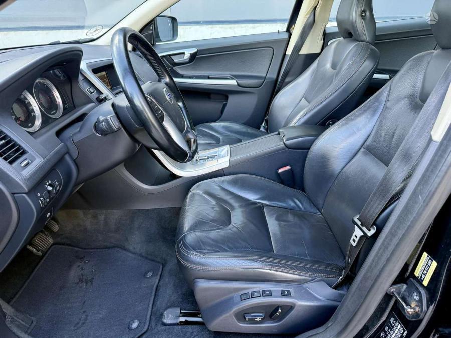 Black Volvo XC60 2011 in Siauliai, with an engine capacity of 1.98 L and mileage of 301 thousand km for 7600 €, photo 9 on AUTOMOTO.COM.LV