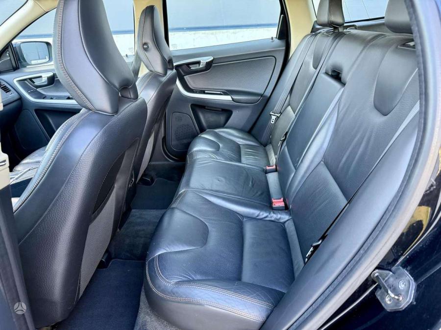 Black Volvo XC60 2011 in Siauliai, with an engine capacity of 1.98 L and mileage of 301 thousand km for 7600 €, photo 10 on AUTOMOTO.COM.LV