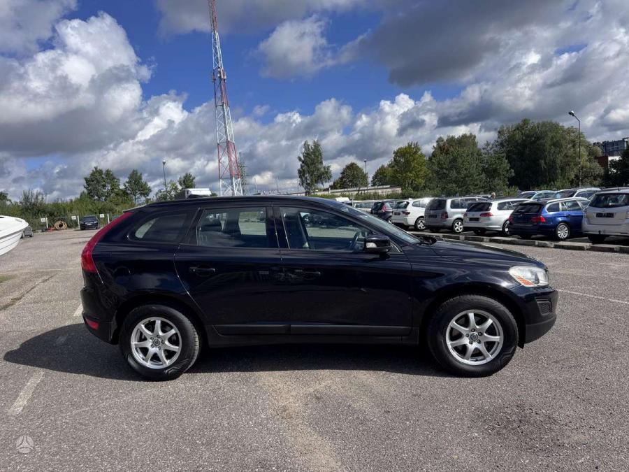 Melns Volvo XC60 2011 Alīta, ar dzinēja tilpumu 1.98 L un nobraukumu 233 tūkst. km par 8500 €, foto 6 vietnē AUTOMOTO.COM.LV