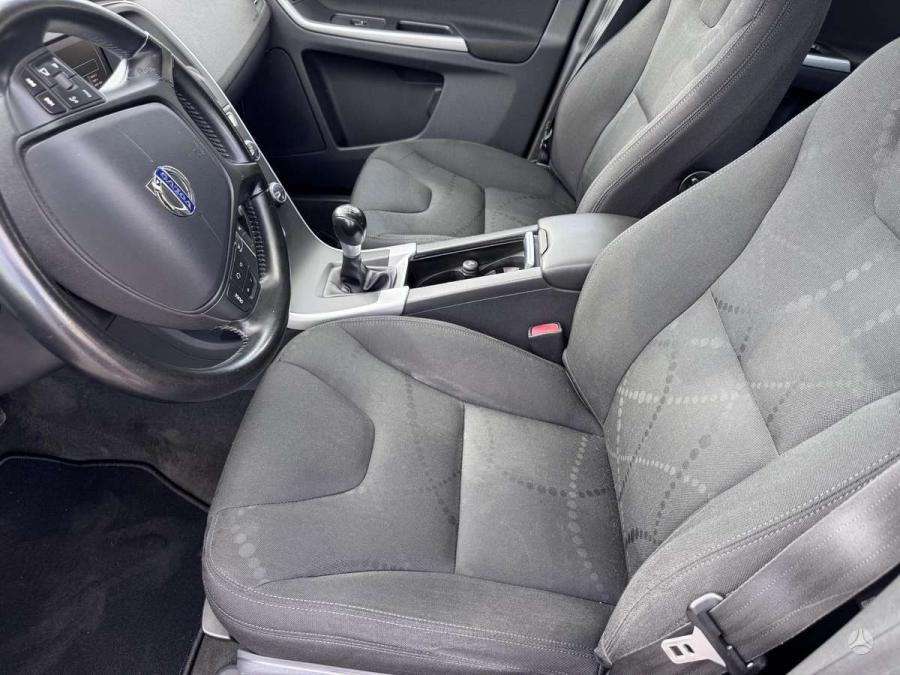 Melns Volvo XC60 2011 Alīta, ar dzinēja tilpumu 1.98 L un nobraukumu 233 tūkst. km par 8500 €, foto 12 vietnē AUTOMOTO.COM.LV