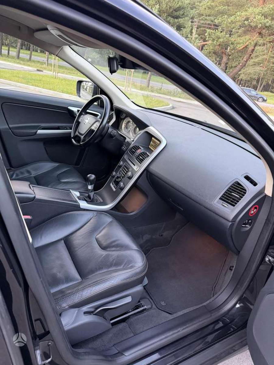 Black Volvo XC60 2011 in Utena, with an engine capacity of 1.98 L and mileage of 348 thousand km for 7400 €, photo 29 on AUTOMOTO.COM.LV