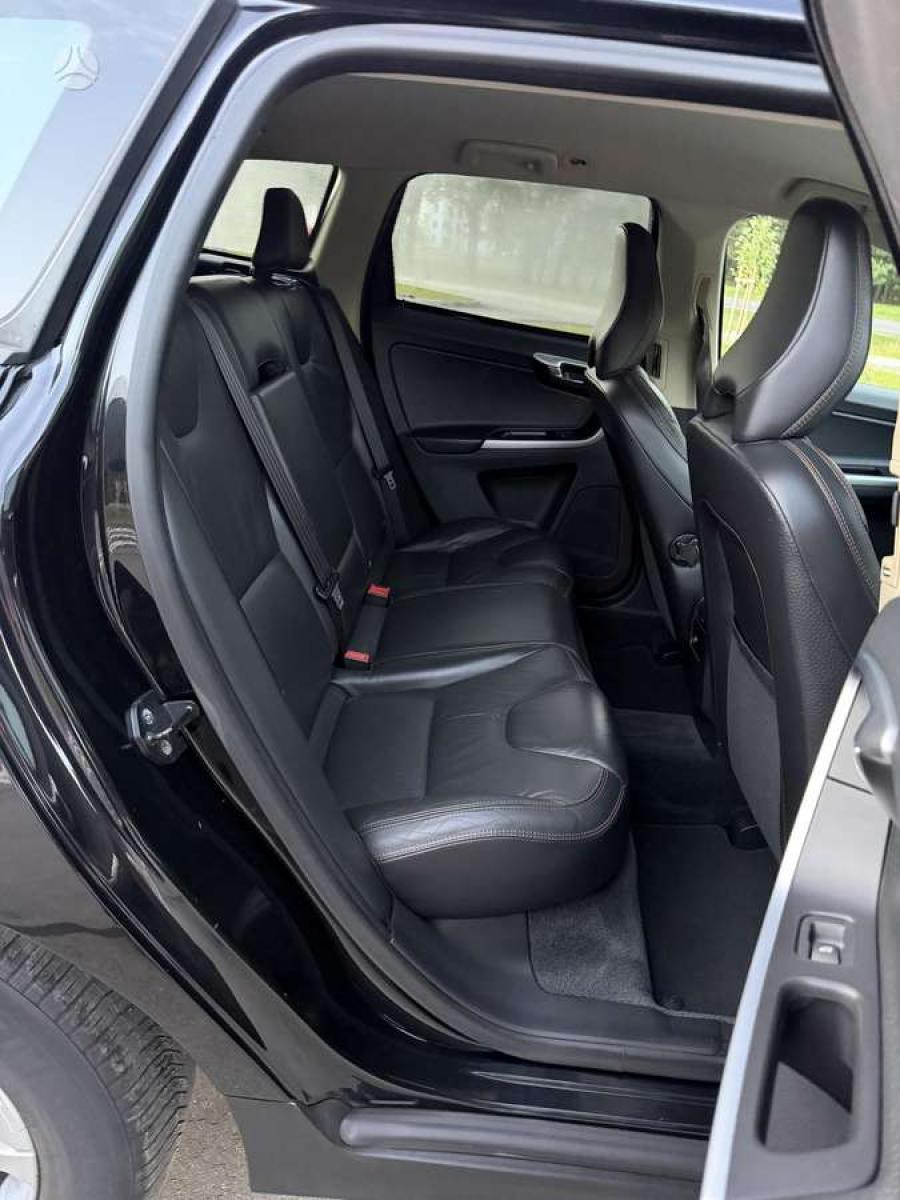 Black Volvo XC60 2011 in Utena, with an engine capacity of 1.98 L and mileage of 348 thousand km for 7400 €, photo 31 on AUTOMOTO.COM.LV