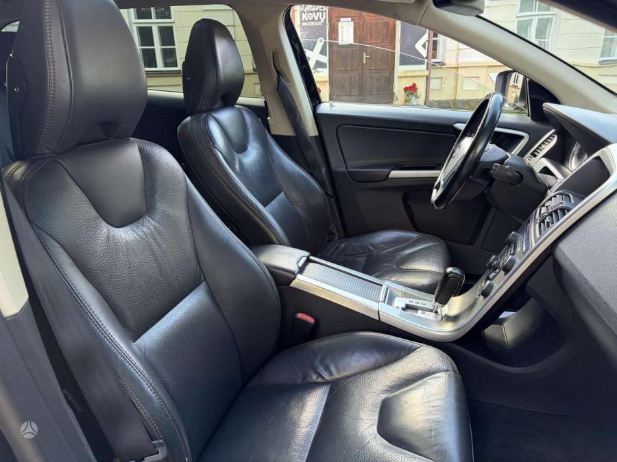Melns Volvo XC60 2011 Utena, ar dzinēja tilpumu 2.40 L un nobraukumu 288 tūkst. km par 9600 €, foto 12 vietnē AUTOMOTO.COM.LV