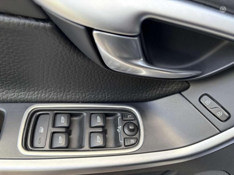 Melns Volvo XC60 2011 Utena, ar dzinēja tilpumu 2.40 L un nobraukumu 288 tūkst. km par 9600 €, foto 25 vietnē AUTOMOTO.COM.LV
