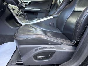 Melns Volvo XC60 2011 Utena, ar dzinēja tilpumu 2.40 L un nobraukumu 288 tūkst. km par 9600 €, foto 26 vietnē AUTOMOTO.COM.LV