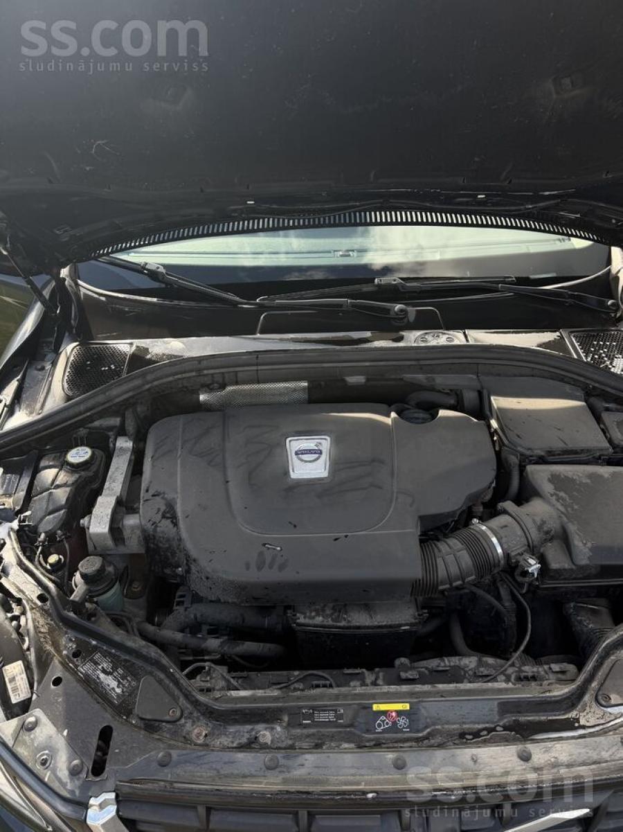 Black Volvo XC60 2011 in Liepaja, with an engine capacity of 2.40 L and mileage of 292 thousand km for 8150 €, photo 5 on AUTOMOTO.COM.LV
