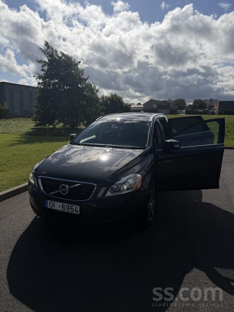 Black Volvo XC60 2011 in Liepaja, with an engine capacity of 2.40 L and mileage of 292 thousand km for 8150 €, photo 8 on AUTOMOTO.COM.LV