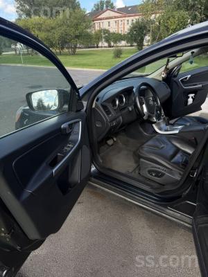 Black Volvo XC60 2011 in Liepaja, with an engine capacity of 2.40 L and mileage of 292 thousand km for 8150 €, photo 13 on AUTOMOTO.COM.LV