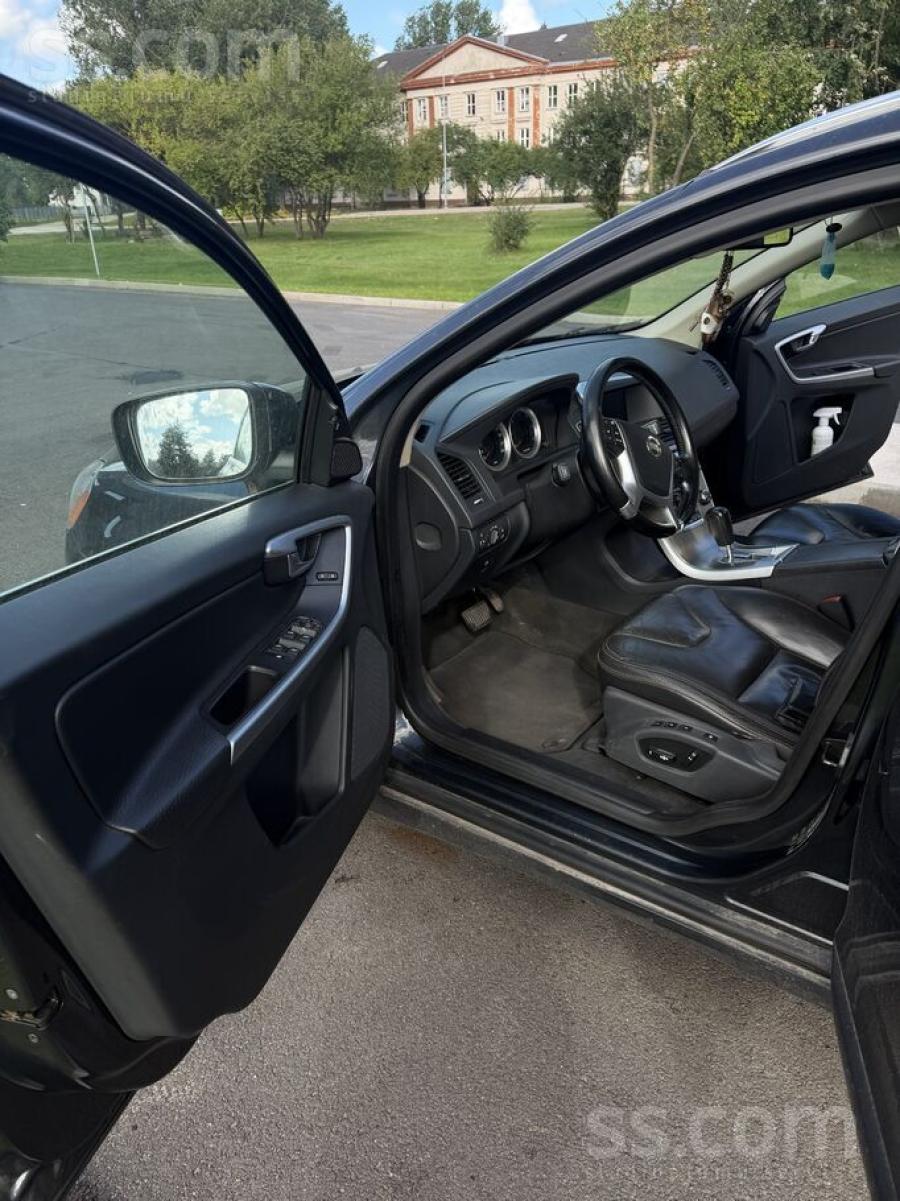 Black Volvo XC60 2011 in Liepaja, with an engine capacity of 2.40 L and mileage of 292 thousand km for 8150 €, photo 13 on AUTOMOTO.COM.LV