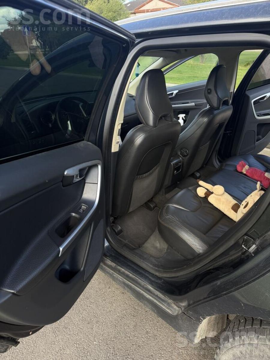 Black Volvo XC60 2011 in Liepaja, with an engine capacity of 2.40 L and mileage of 292 thousand km for 8150 €, photo 14 on AUTOMOTO.COM.LV