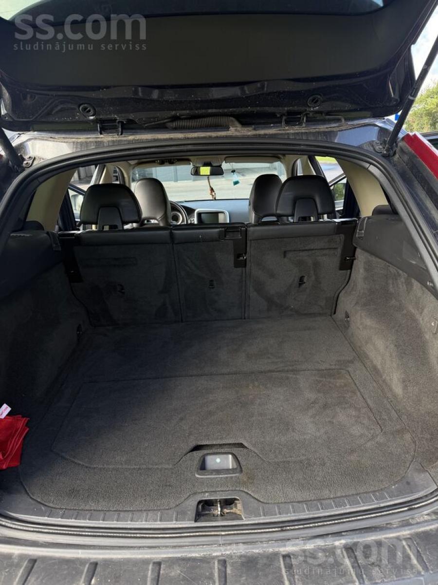 Black Volvo XC60 2011 in Liepaja, with an engine capacity of 2.40 L and mileage of 292 thousand km for 8150 €, photo 15 on AUTOMOTO.COM.LV