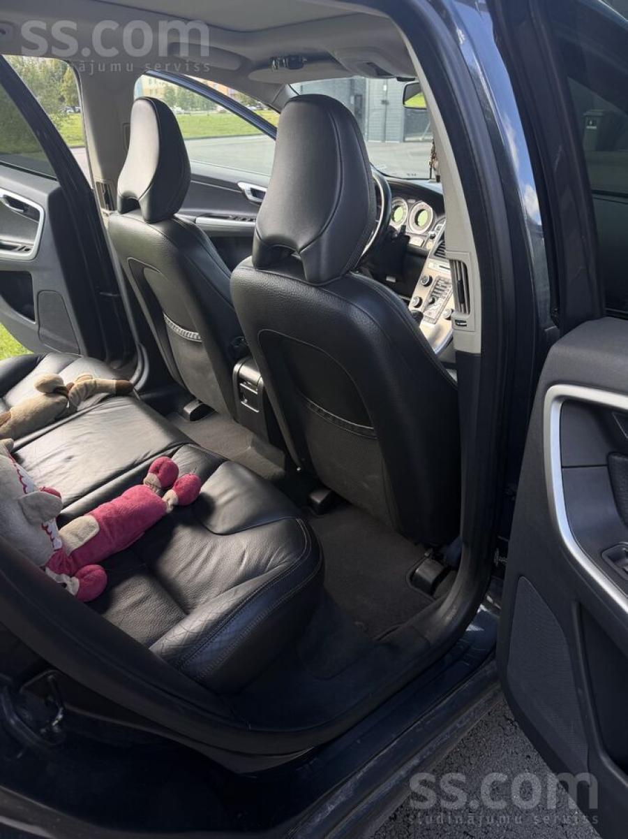 Black Volvo XC60 2011 in Liepaja, with an engine capacity of 2.40 L and mileage of 292 thousand km for 8150 €, photo 16 on AUTOMOTO.COM.LV