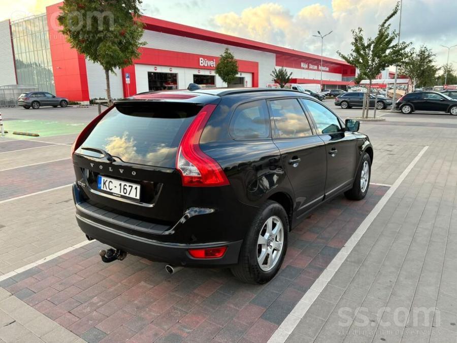 Black Volvo XC60 2011 in Riga, with an engine capacity of 2.40 L and mileage of 375 thousand km for 5800 €, photo 4 on AUTOMOTO.COM.LV