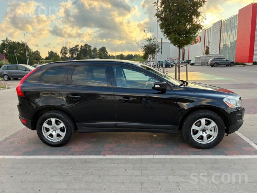Black Volvo XC60 2011 in Riga, with an engine capacity of 2.40 L and mileage of 375 thousand km for 5800 €, photo 5 on AUTOMOTO.COM.LV