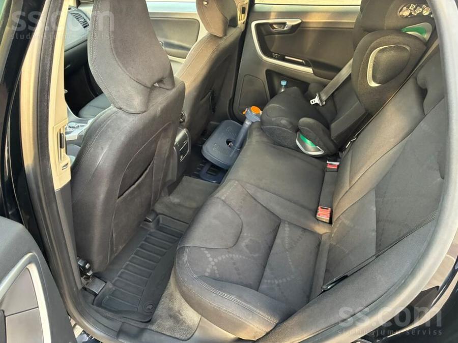 Black Volvo XC60 2011 in Riga, with an engine capacity of 2.40 L and mileage of 375 thousand km for 5800 €, photo 10 on AUTOMOTO.COM.LV