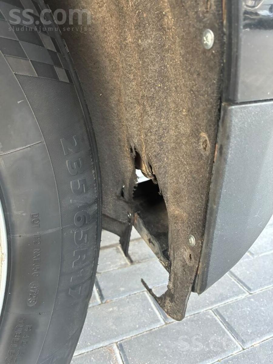 Black Volvo XC60 2011 in Riga, with an engine capacity of 2.40 L and mileage of 375 thousand km for 5800 €, photo 12 on AUTOMOTO.COM.LV