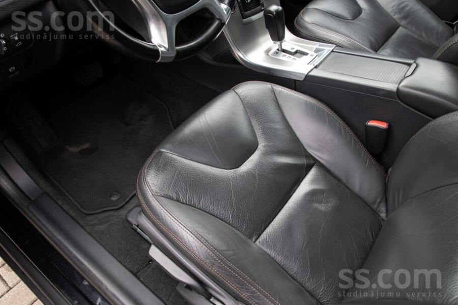 Black Volvo XC60 2011 in Tukums, with an engine capacity of 2.40 L and mileage of 275 thousand km for 9700 €, photo 19 on AUTOMOTO.COM.LV