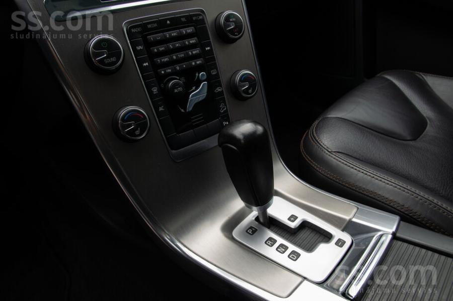 Black Volvo XC60 2011 in Tukums, with an engine capacity of 2.40 L and mileage of 275 thousand km for 9700 €, photo 20 on AUTOMOTO.COM.LV