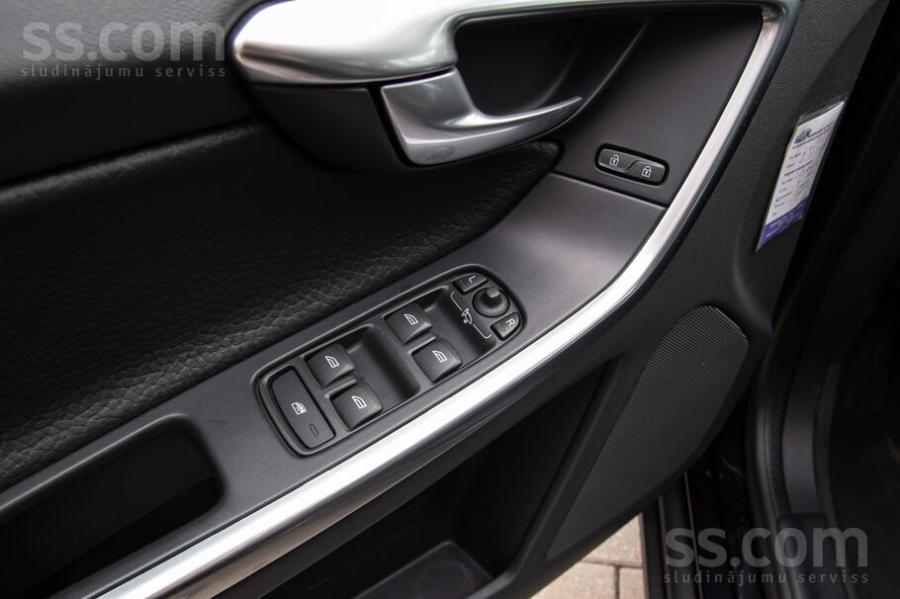 Black Volvo XC60 2011 in Tukums, with an engine capacity of 2.40 L and mileage of 275 thousand km for 9700 €, photo 21 on AUTOMOTO.COM.LV