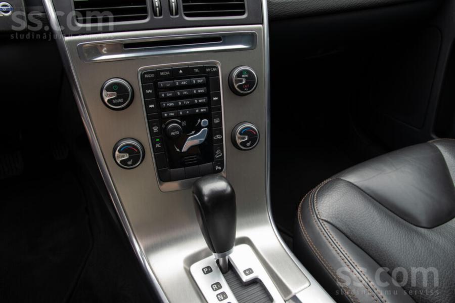 Black Volvo XC60 2011 in Tukums, with an engine capacity of 2.40 L and mileage of 275 thousand km for 9700 €, photo 23 on AUTOMOTO.COM.LV