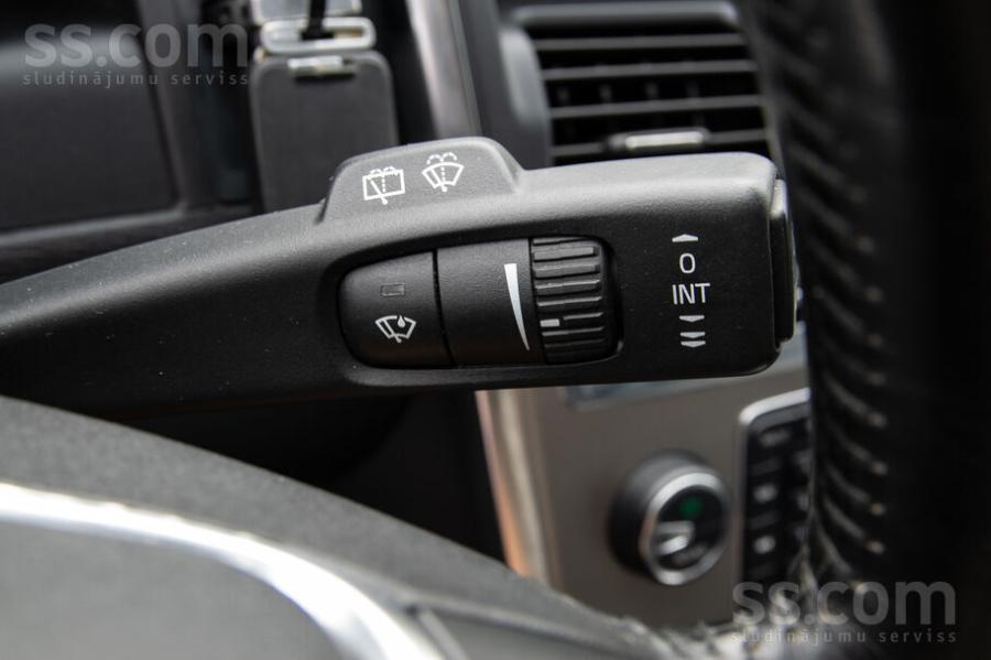 Black Volvo XC60 2011 in Tukums, with an engine capacity of 2.40 L and mileage of 275 thousand km for 9700 €, photo 29 on AUTOMOTO.COM.LV