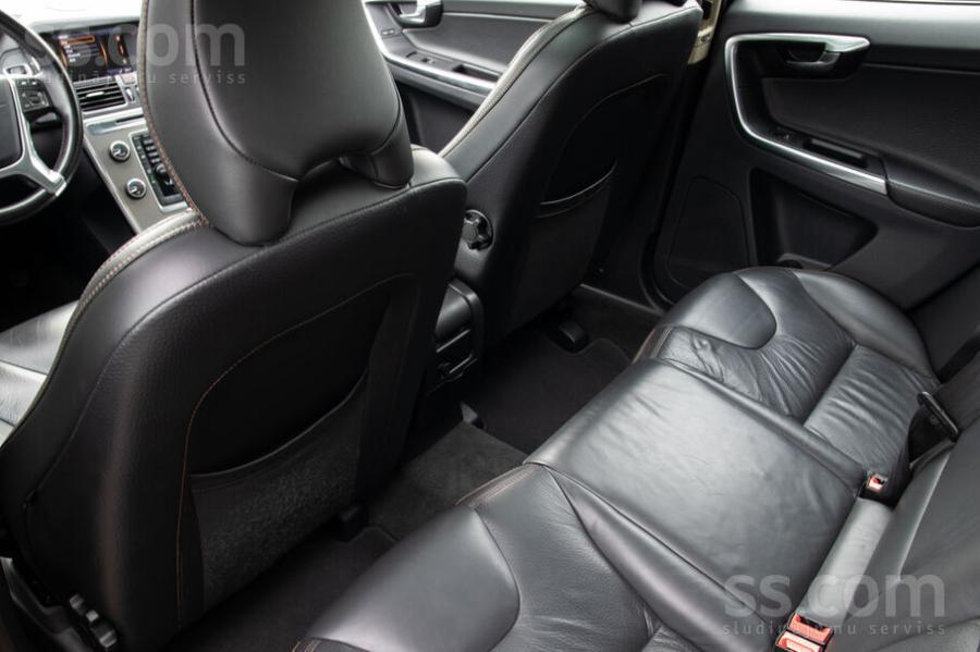 Black Volvo XC60 2011 in Tukums, with an engine capacity of 2.40 L and mileage of 275 thousand km for 9700 €, photo 31 on AUTOMOTO.COM.LV
