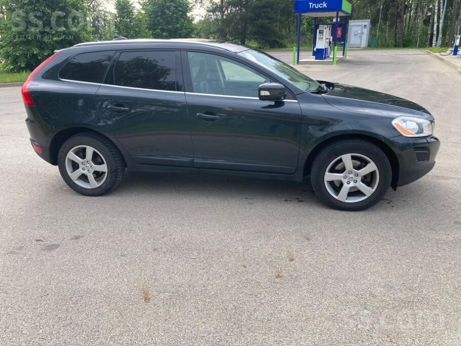 Black Volvo XC60 2012 in Riga, with an engine capacity of 2.40 L and mileage of 217 thousand km for 10900 €, photo 3 on AUTOMOTO.COM.LV