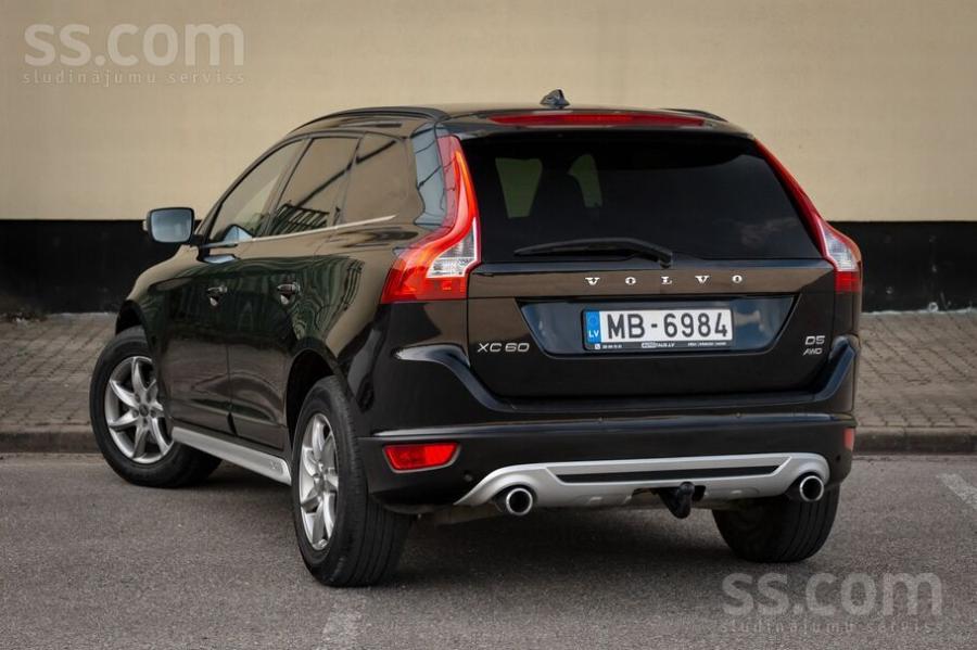 Black Volvo XC60 2012 in Talsi, with an engine capacity of 2.40 L and mileage of 354 thousand km for 8990 €, photo 4 on AUTOMOTO.COM.LV