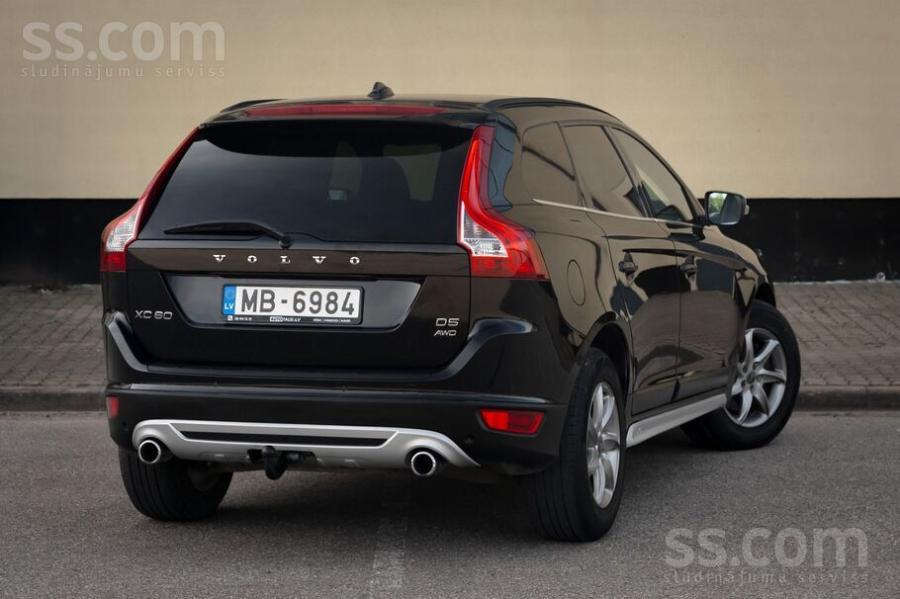 Black Volvo XC60 2012 in Talsi, with an engine capacity of 2.40 L and mileage of 354 thousand km for 8990 €, photo 7 on AUTOMOTO.COM.LV