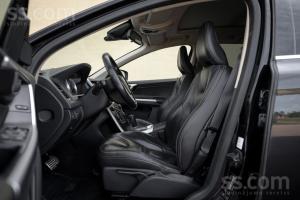 Black Volvo XC60 2012 in Talsi, with an engine capacity of 2.40 L and mileage of 354 thousand km for 8990 €, photo 9 on AUTOMOTO.COM.LV