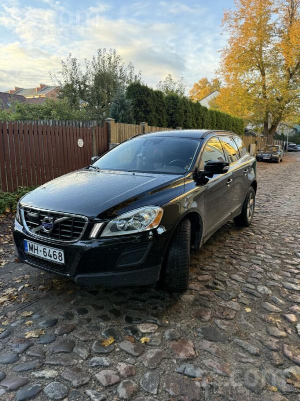 Black Volvo XC60 2012 in Riga, with an engine capacity of 2.40 L and mileage of 280 thousand km for 6500 €, photo 2 on AUTOMOTO.COM.LV