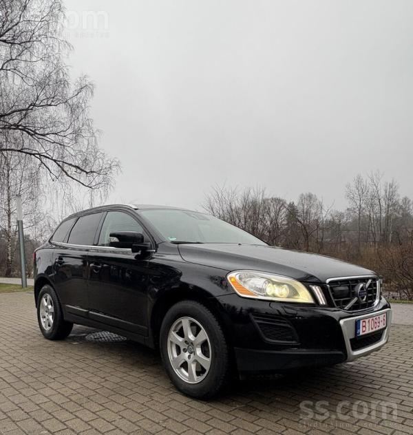 Black Volvo XC60 2012 in Ogre, with an engine capacity of 2.40 L and mileage of 321 thousand km for 9150 €, photo 4 on AUTOMOTO.COM.LV
