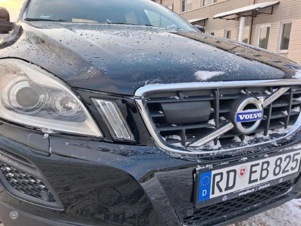 Black Volvo XC60 2012 in Vilnius, with an engine capacity of 2.40 L and mileage of 270 thousand km for 9850 €, photo 5 on AUTOMOTO.COM.LV