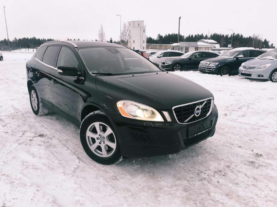 Black Volvo XC60 2012 in Utena, with an engine capacity of 2.40 L and mileage of 317 thousand km for 9650 €, photo 3 on AUTOMOTO.COM.LV