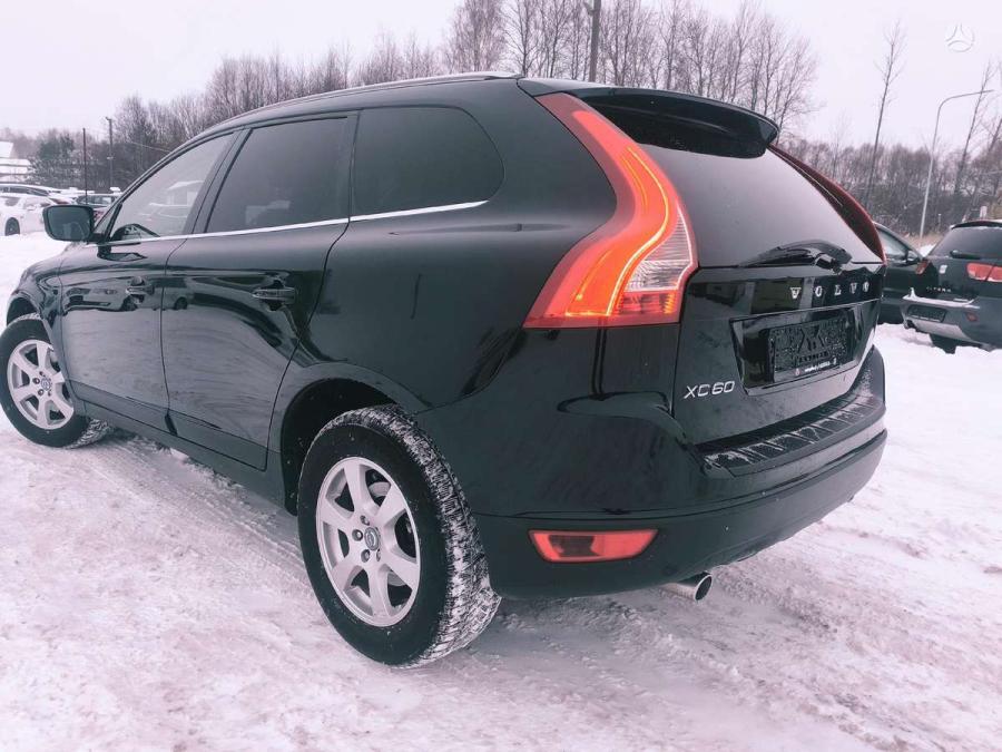 Black Volvo XC60 2012 in Utena, with an engine capacity of 2.40 L and mileage of 317 thousand km for 9650 €, photo 7 on AUTOMOTO.COM.LV