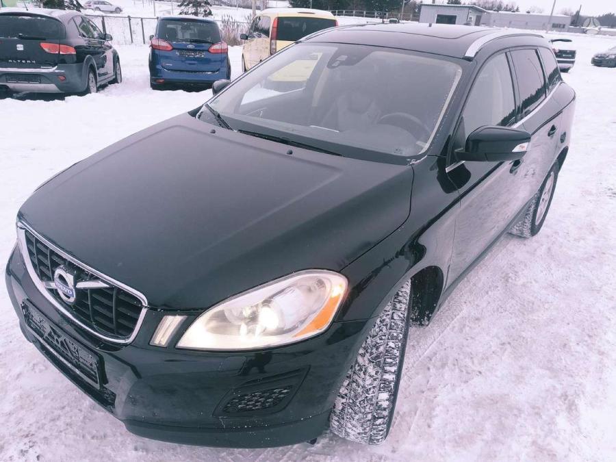Black Volvo XC60 2012 in Utena, with an engine capacity of 2.40 L and mileage of 317 thousand km for 9650 €, photo 9 on AUTOMOTO.COM.LV