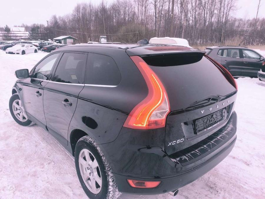 Black Volvo XC60 2012 in Utena, with an engine capacity of 2.40 L and mileage of 317 thousand km for 9650 €, photo 12 on AUTOMOTO.COM.LV