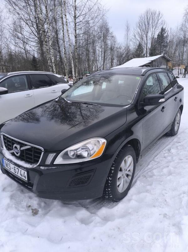 Black Volvo XC60 2012 in Cesis, with an engine capacity of 2.00 L and mileage of 296 thousand km for 9300 €, photo 1 on AUTOMOTO.COM.LV