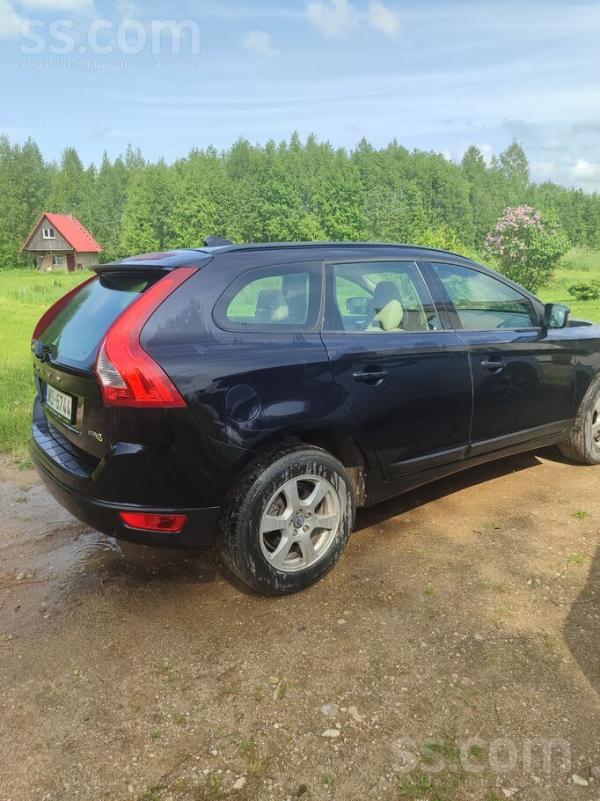Black Volvo XC60 2012 in Cesis, with an engine capacity of 2.00 L and mileage of 296 thousand km for 9300 €, photo 4 on AUTOMOTO.COM.LV