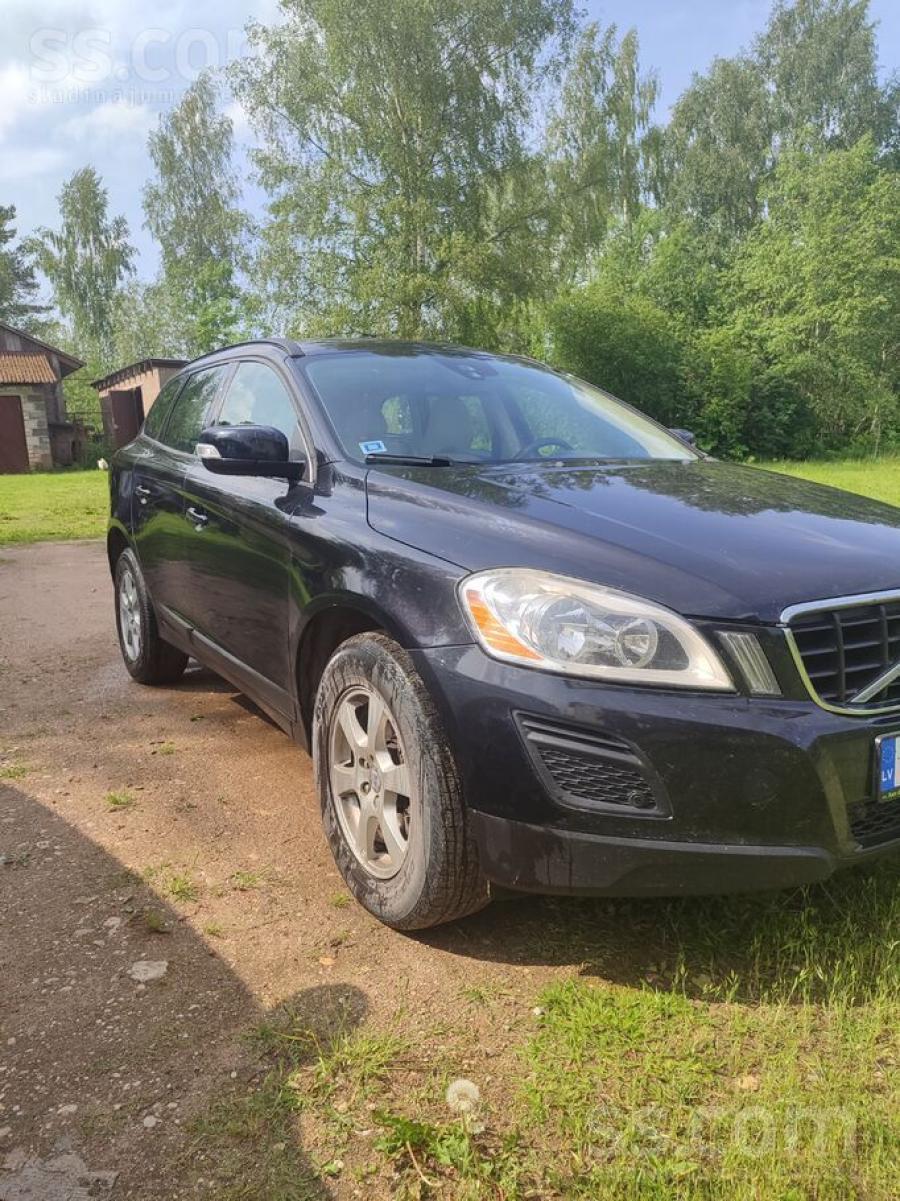 Black Volvo XC60 2012 in Cesis, with an engine capacity of 2.00 L and mileage of 296 thousand km for 9300 €, photo 6 on AUTOMOTO.COM.LV